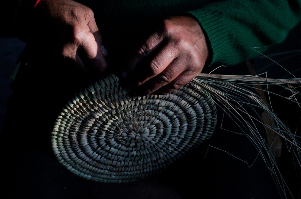 Taller de Cestería Tradicional Mapuche del Llepu con los Maestros Pablo ...