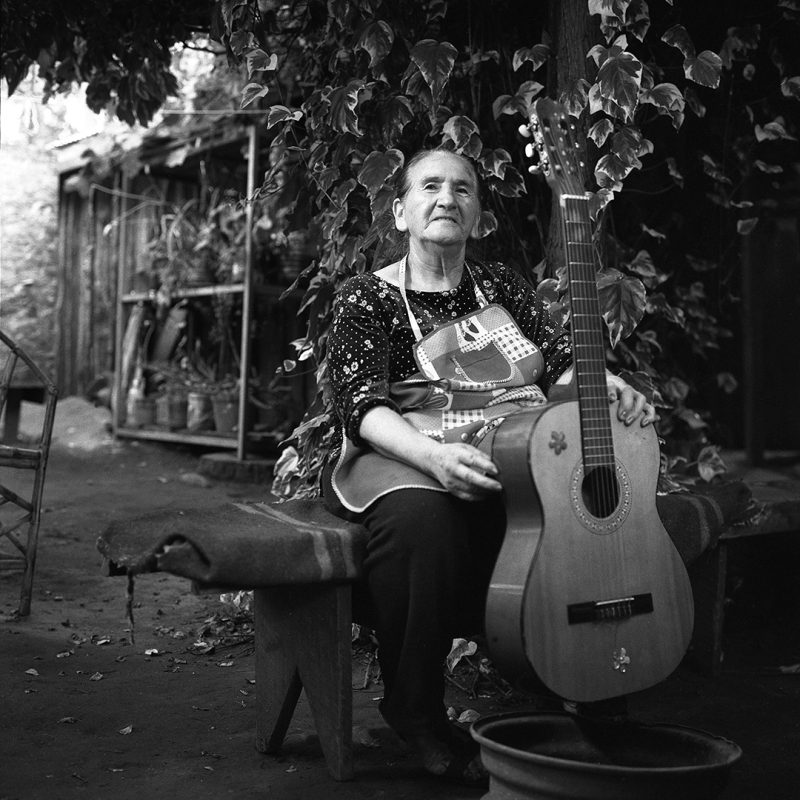 Con los pies en la tierra y el canto en el puelche – Oficios Varios