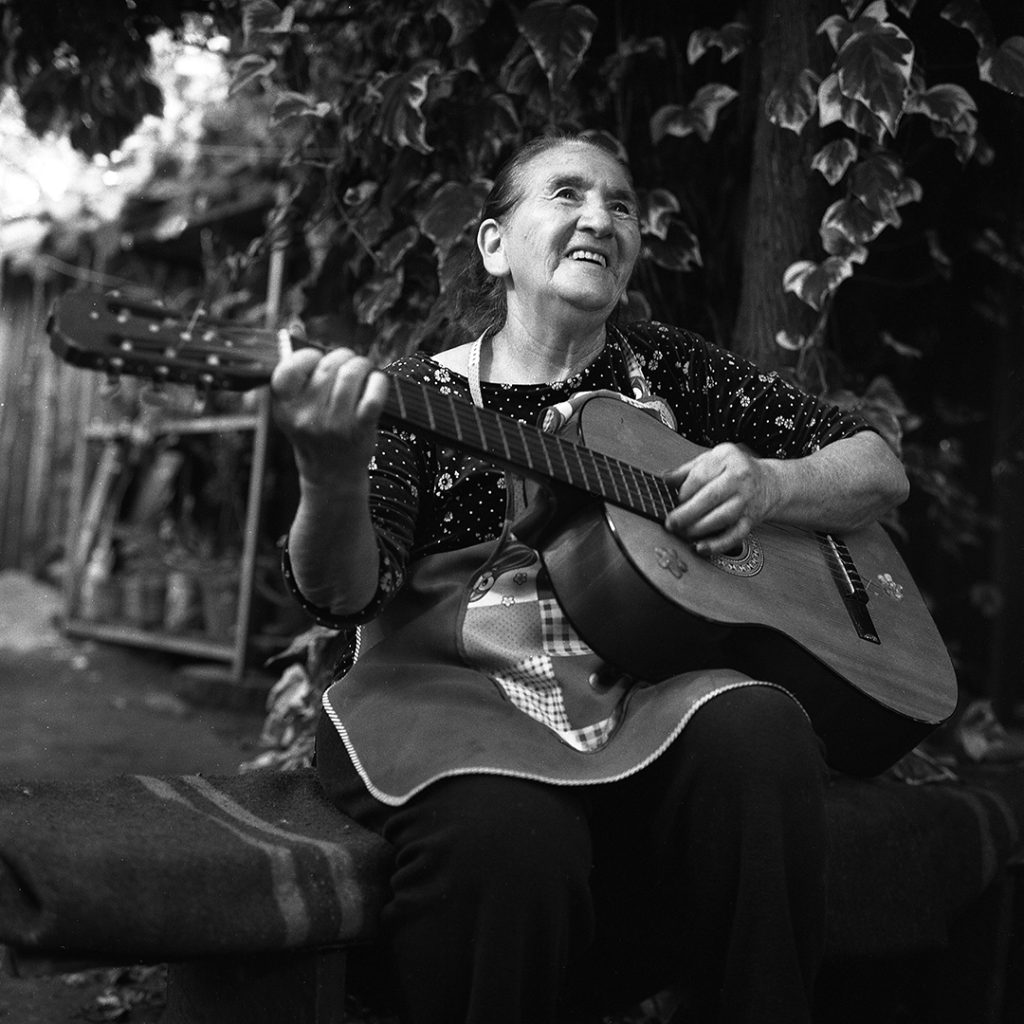 Con los pies en la tierra y el canto en el puelche – Oficios Varios