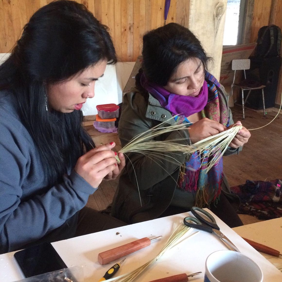 Taller de Cestería Tradicional Mapuche del Llepu con los Maestros Pablo ...