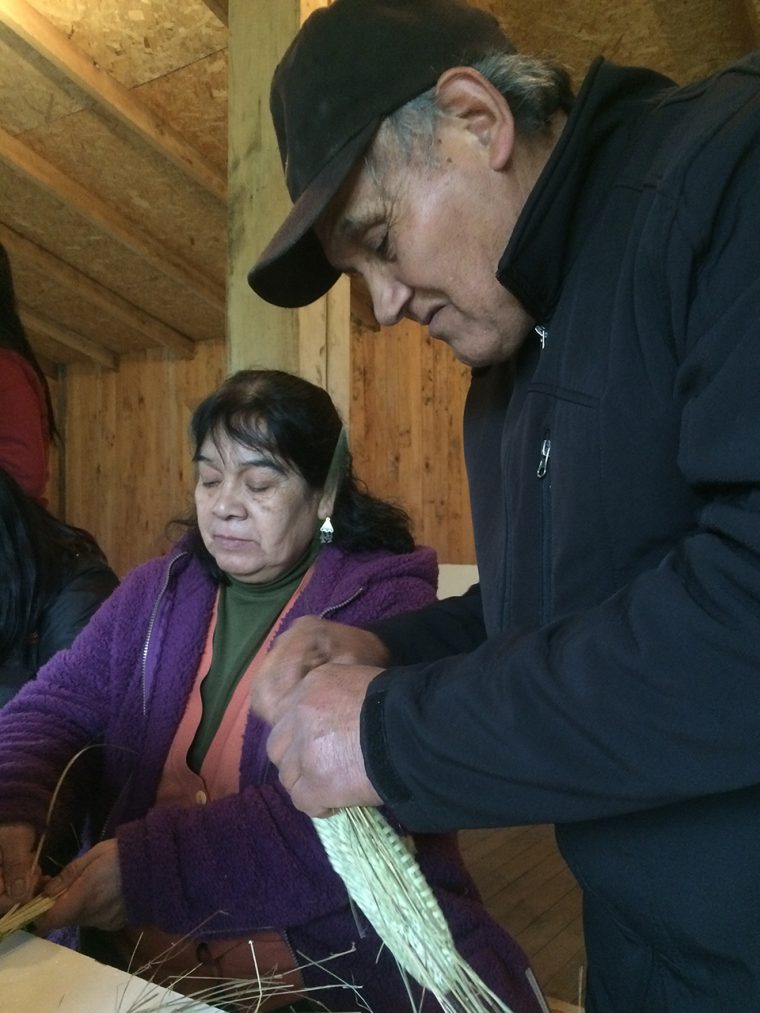 Taller de Cestería Tradicional Mapuche del Llepu con los Maestros Pablo ...